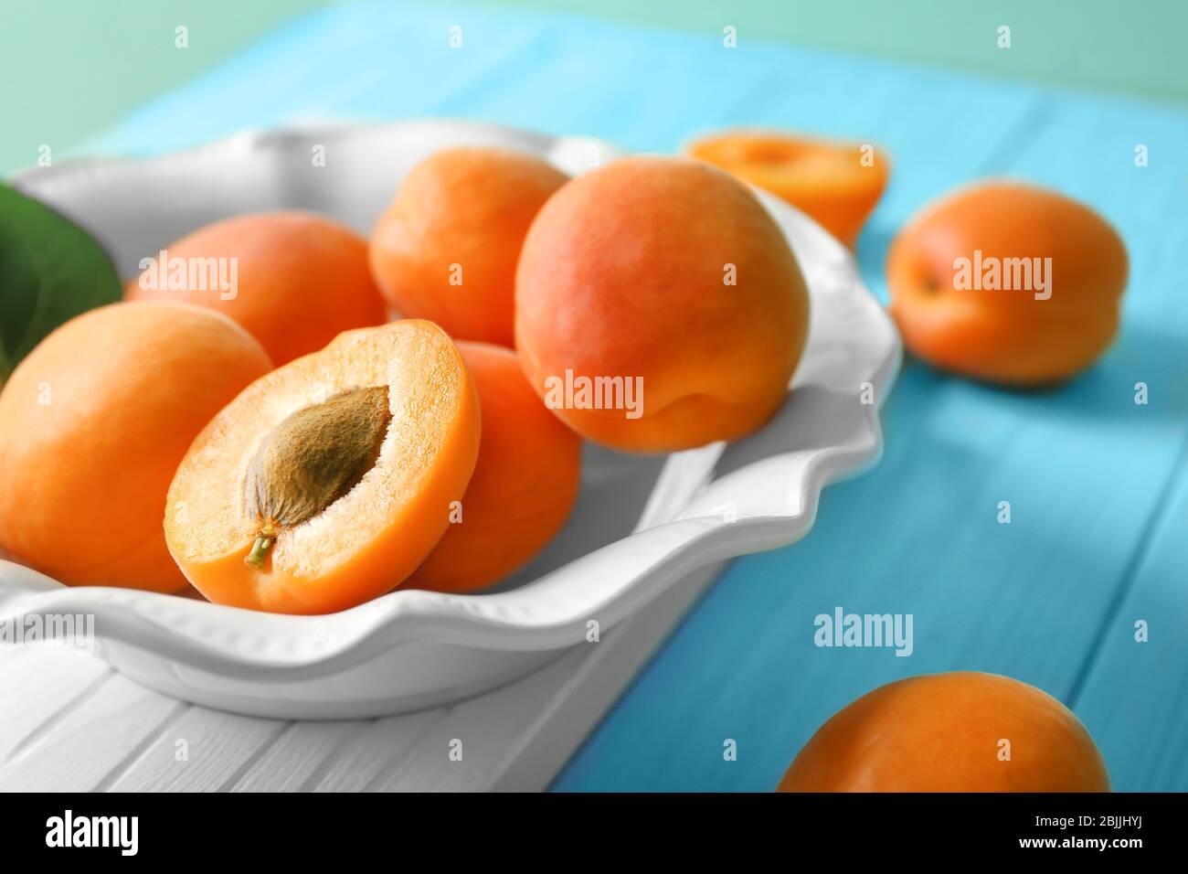 Pile sliced fresh apricots hi-res stock photography and images - Alamy