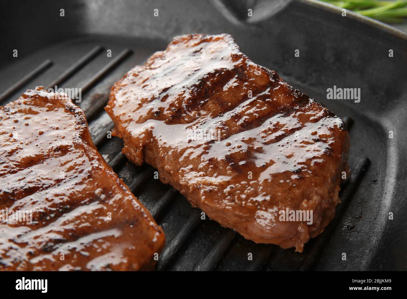 Close up steaks on grill hi-res stock photography and images - Alamy