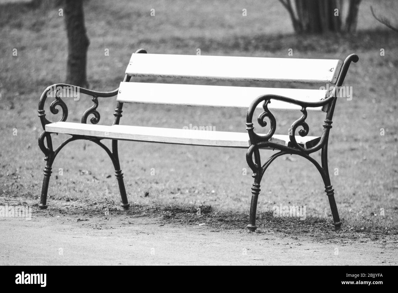 Empty park bench seat Black and White Stock Photos & Images - Alamy