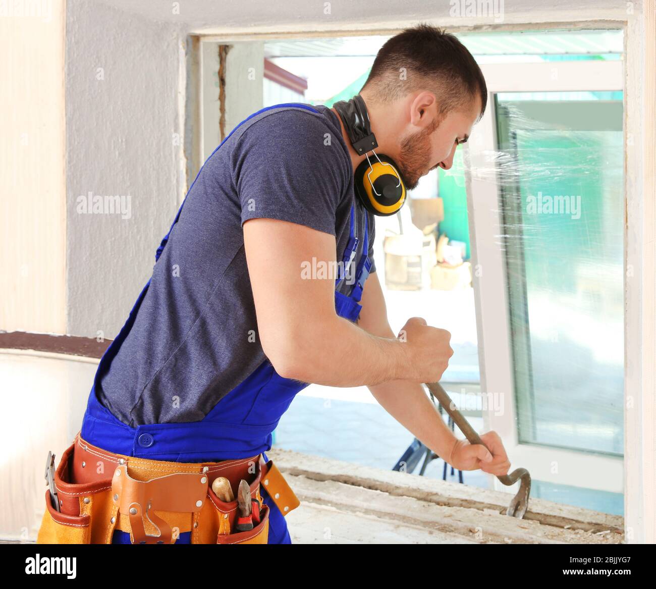 Window dismantling hi-res stock photography and images - Alamy