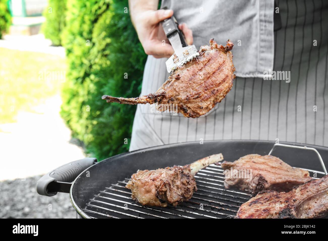 Man eating bbq ribs hi-res stock photography and images - Alamy