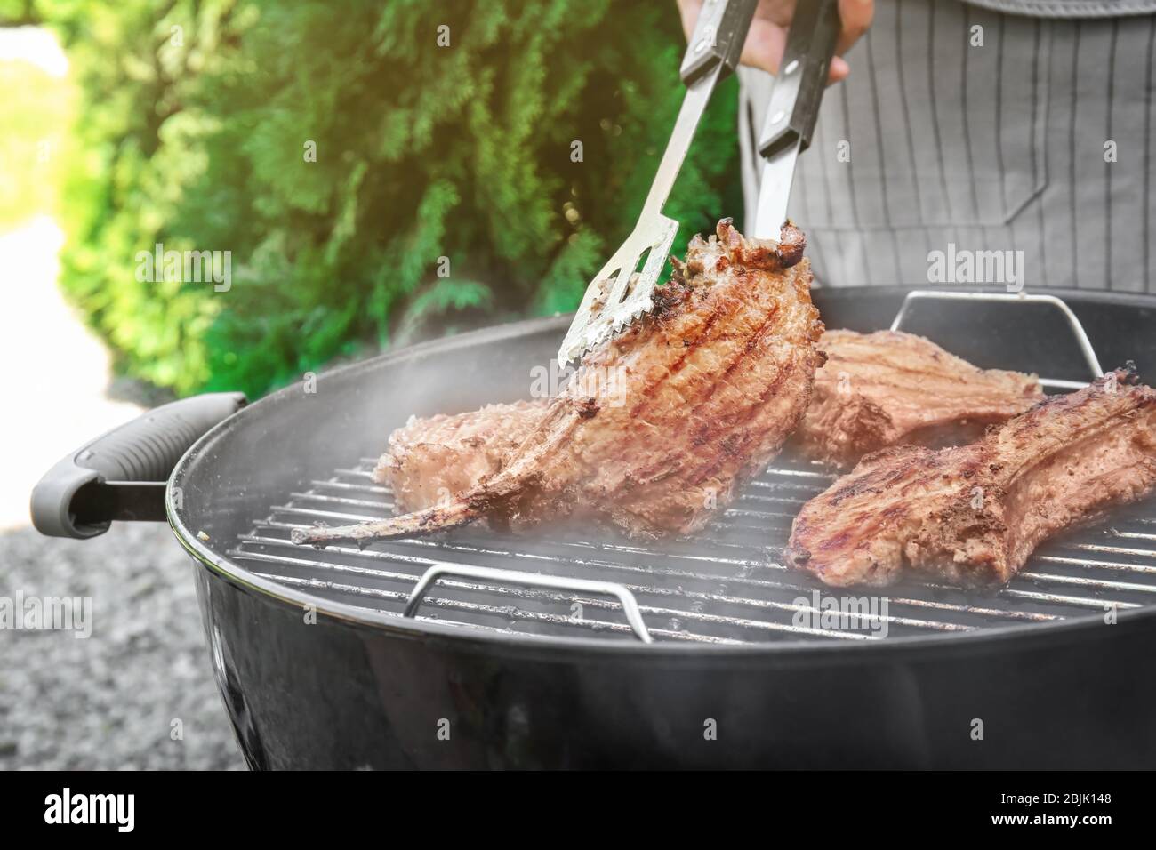Man eating bbq ribs hi-res stock photography and images - Alamy