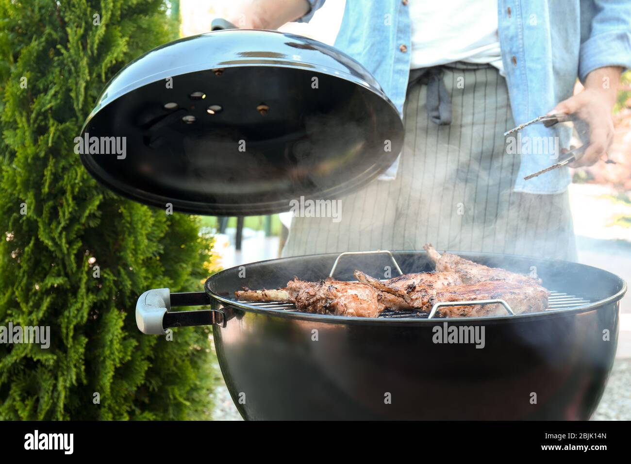 Man eating bbq ribs hi-res stock photography and images - Alamy