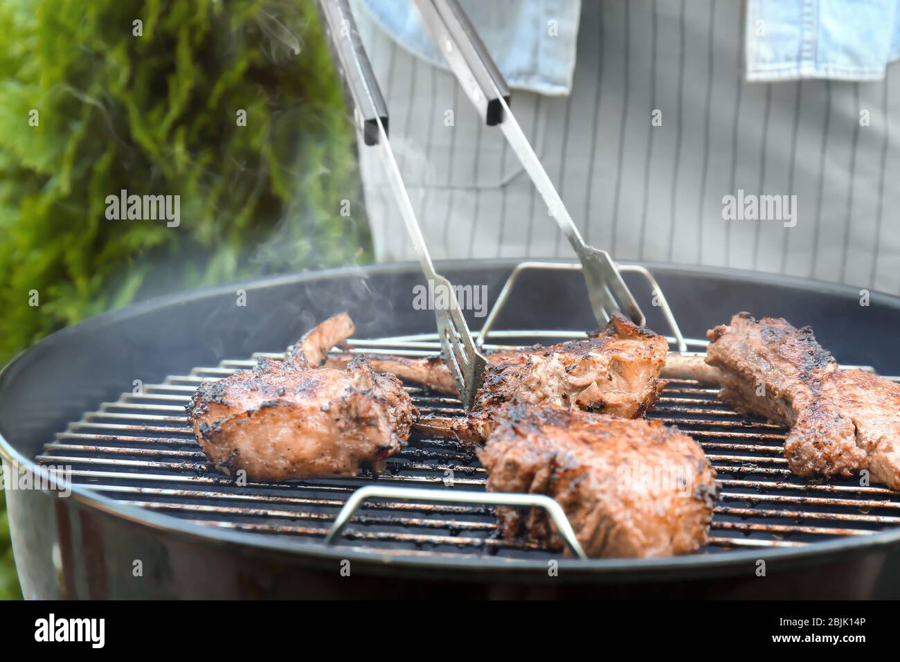 Man eating bbq ribs hi-res stock photography and images - Alamy