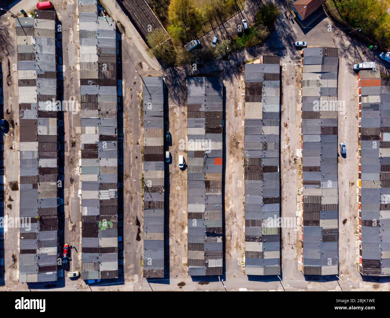 Garages row brick hi-res stock photography and images - Alamy