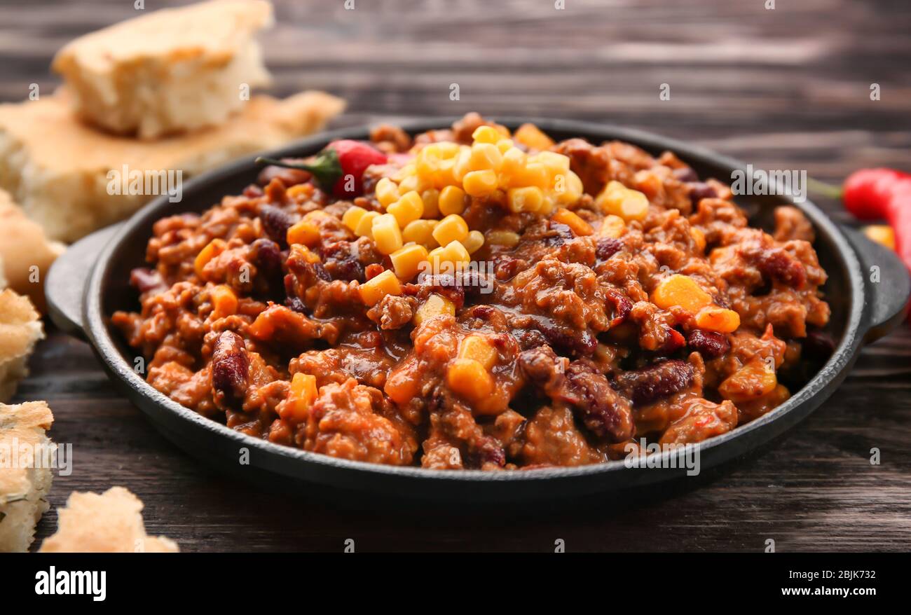 Chili con carne in frying pan on table Stock Photo - Alamy