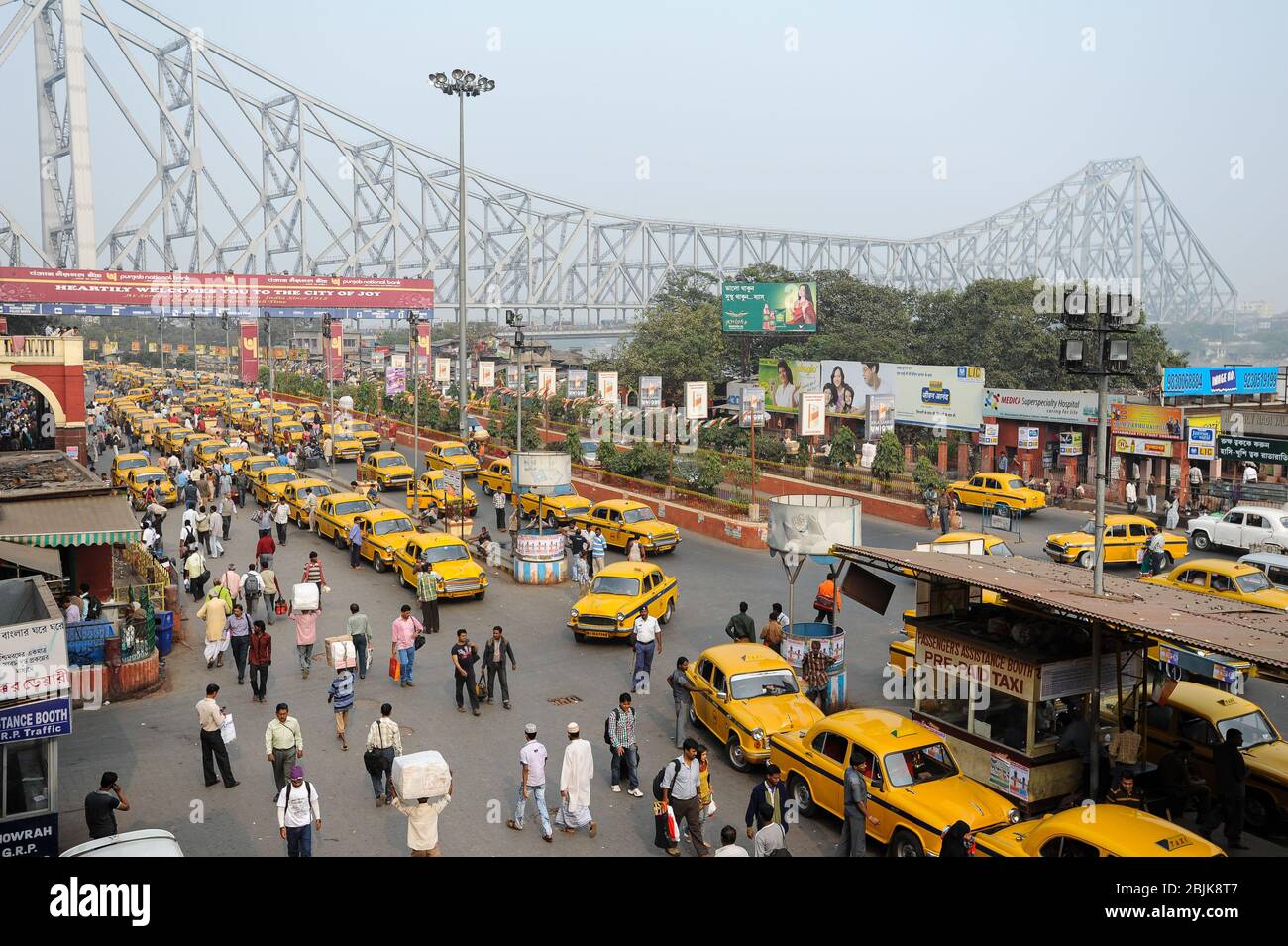 Howrah railway junction howrah station hi-res stock photography and ...