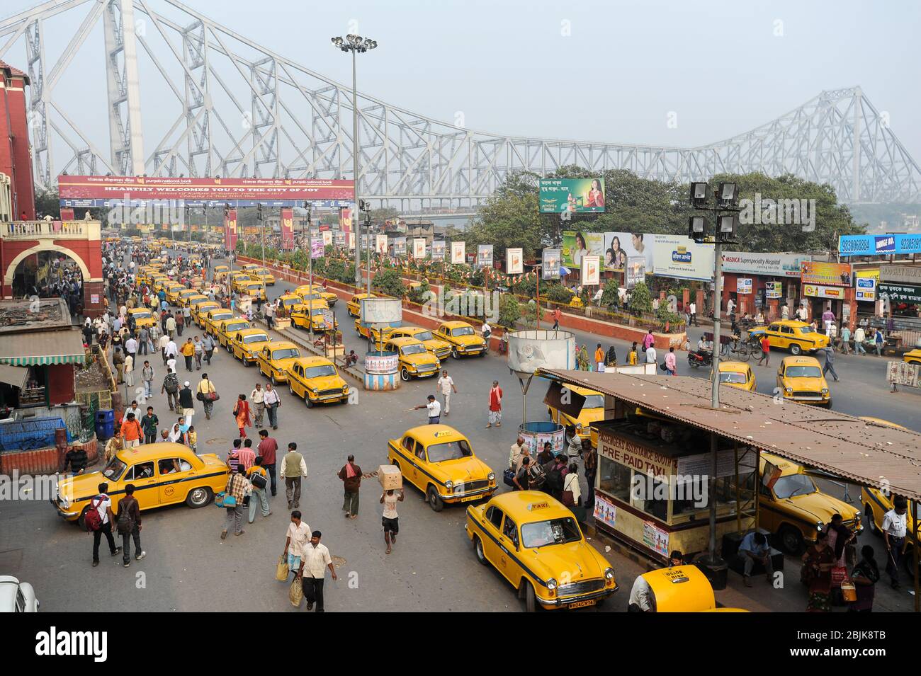 Calcutta kolkata india train station hi-res stock photography and ...