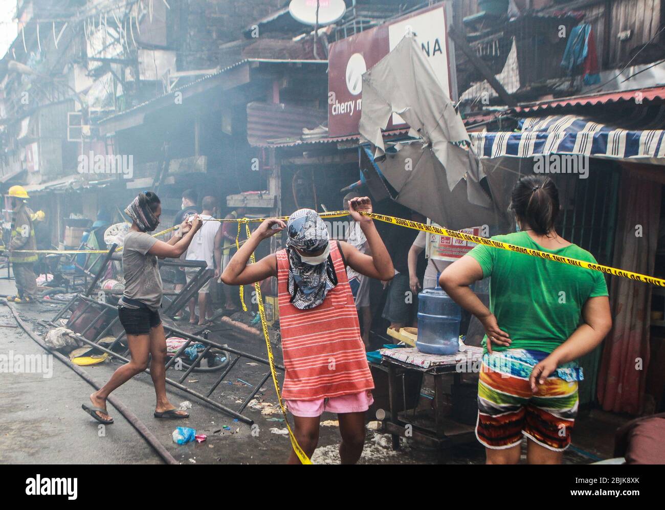 Manila, Philippines. 30th Apr, 2020. Residents collect their belongings ...