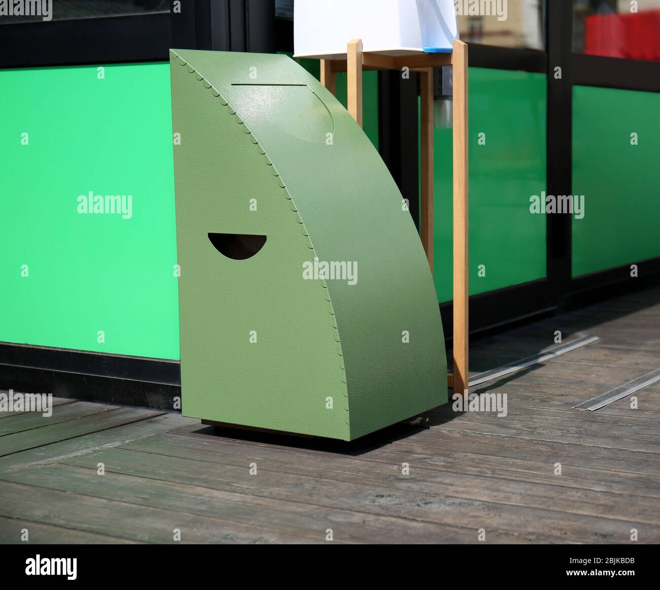 Modern trash hi-res stock photography and images - Alamy