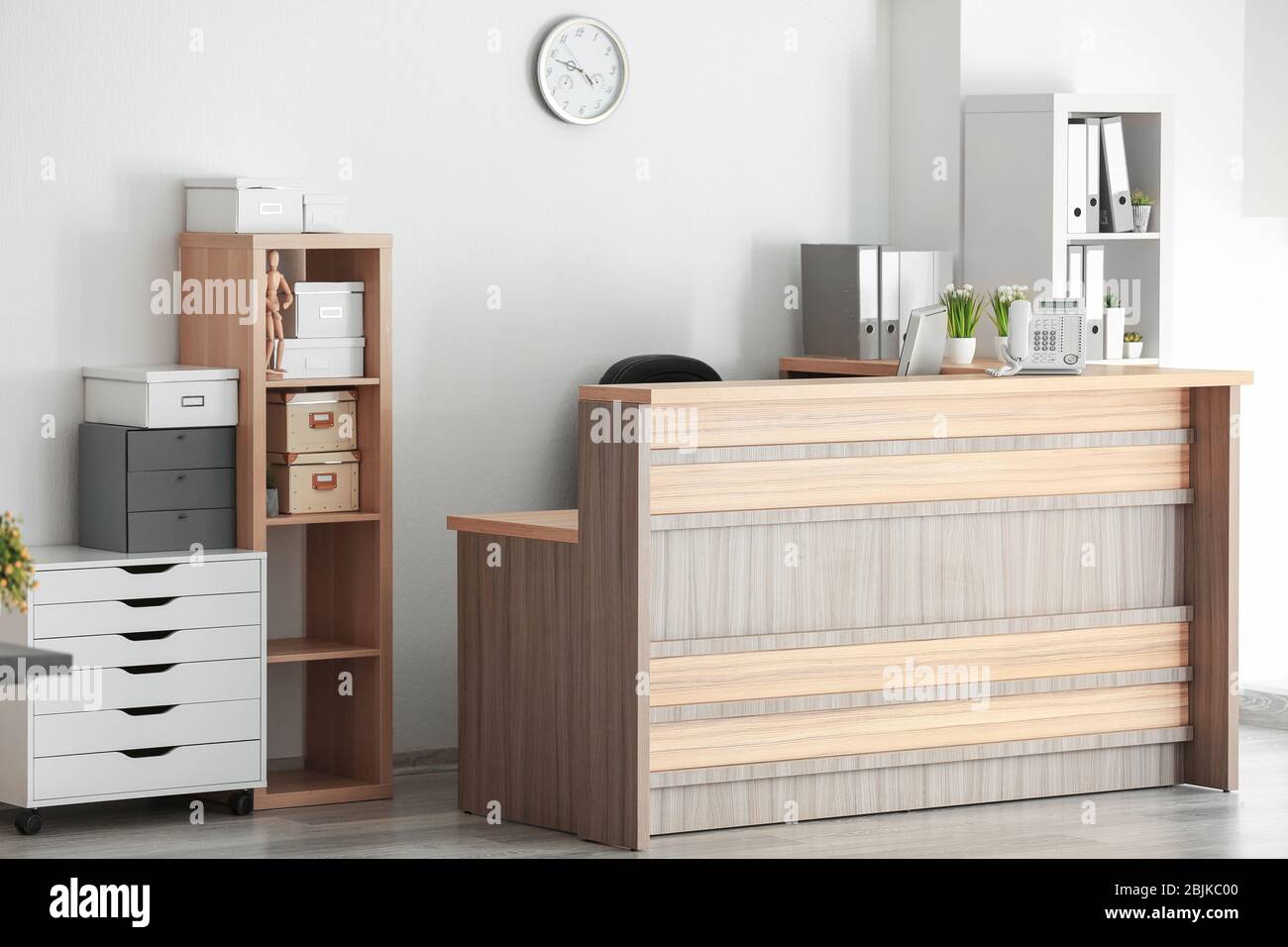 Reception desk hi-res stock photography and images - Alamy