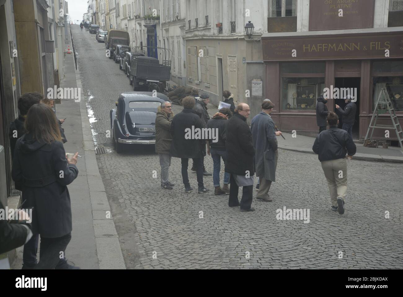 Cobbled ruelle in 1940s Montmartre, Paris Stock Photo - Alamy