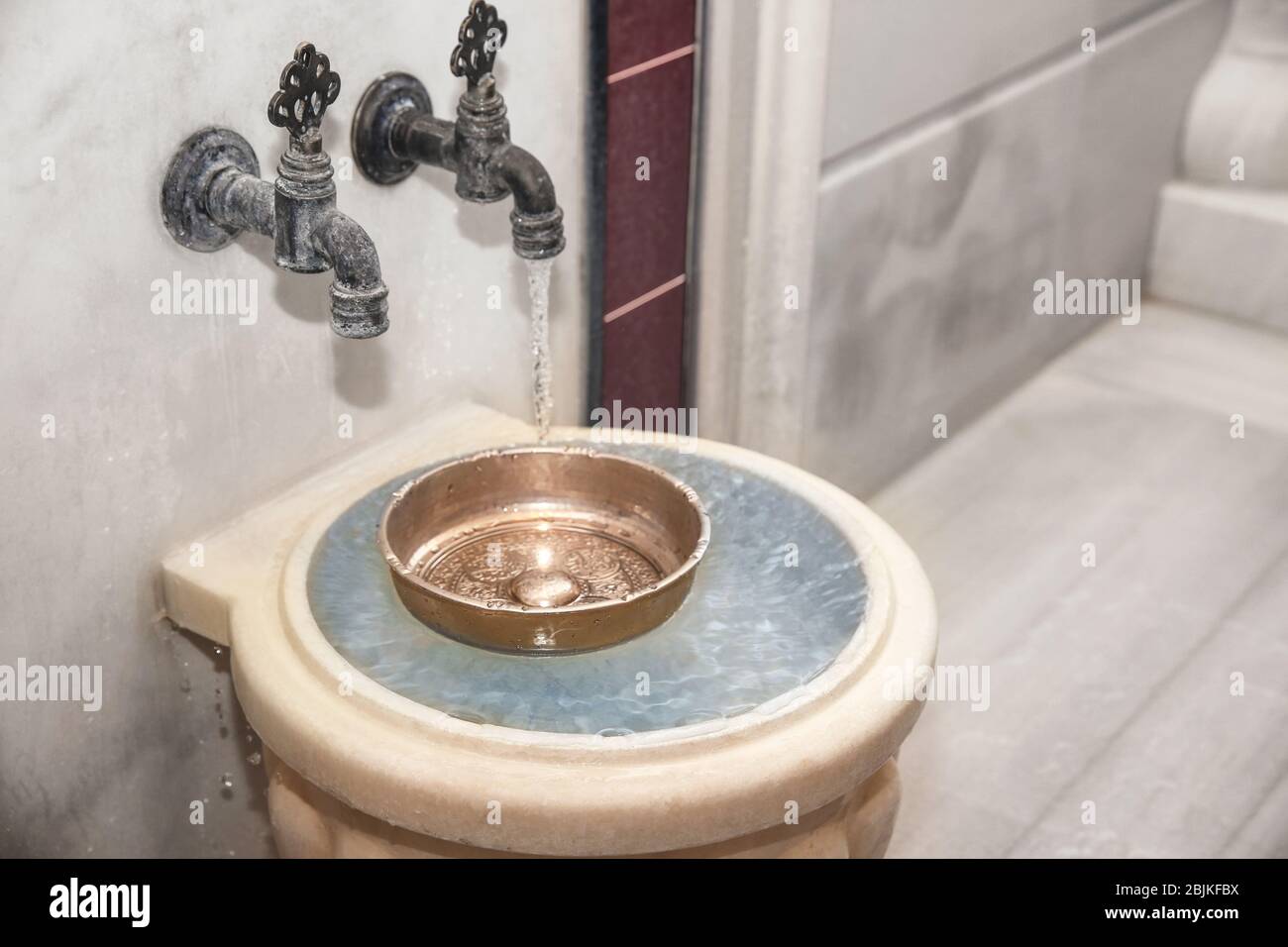 Traditional marble kurna with bowl in turkish hammam Stock Photo - Alamy