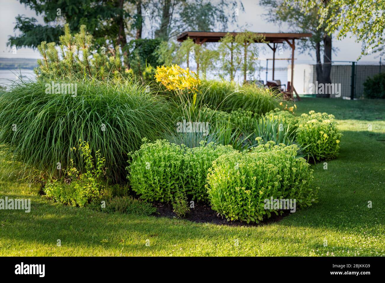 Residential english flower garden hi-res stock photography and images ...