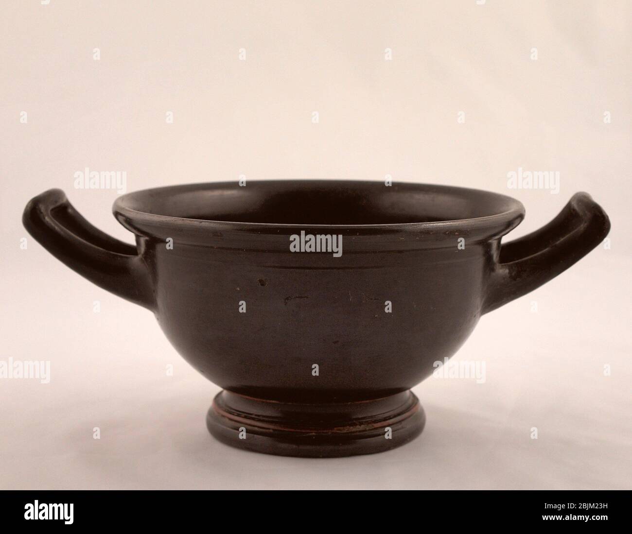 Ancient greek cup hi-res stock photography and images - Alamy