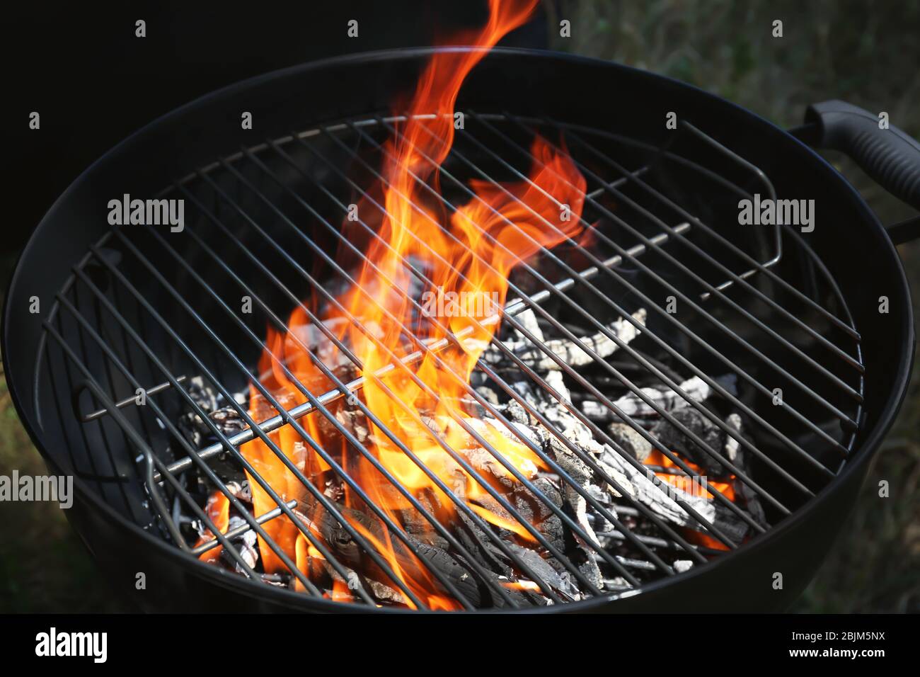 Empty grill with flame Stock Photo - Alamy