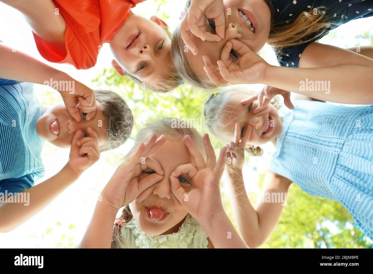 Children circle standing hi-res stock photography and images - Alamy