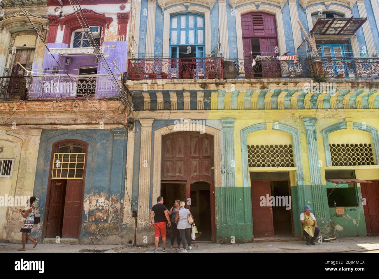 Cuban crumbling architecture hi-res stock photography and images - Alamy
