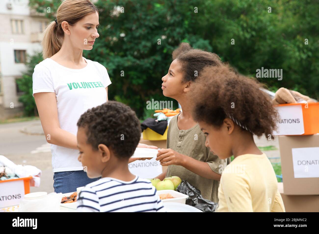 Children team work volunteer hi-res stock photography and images - Alamy