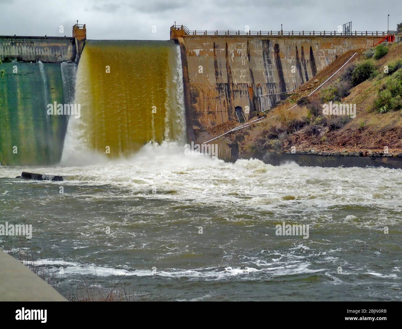 River dam spillway hi-res stock photography and images - Alamy