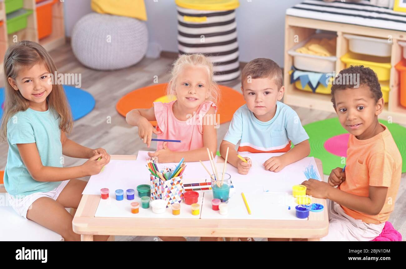 Group kids painting table hi-res stock photography and images - Alamy