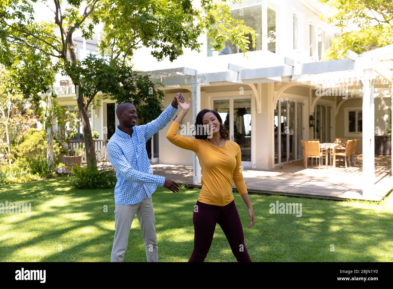 Couple dancing alone outdoors hi-res stock photography and images - Alamy