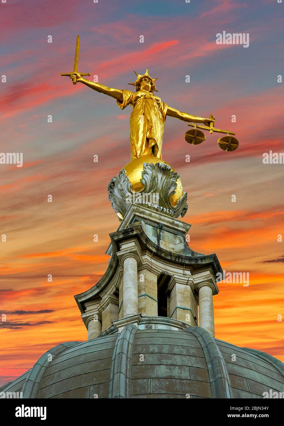 Scales justice statue old bailey hi-res stock photography and images ...