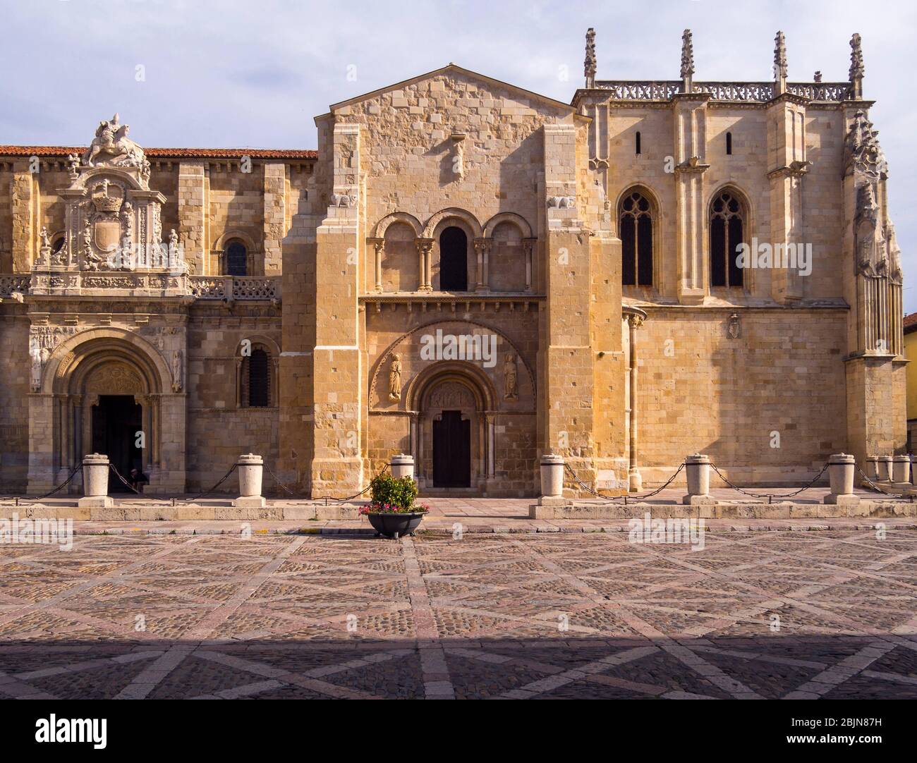 Basilica san isidoro de leon hi-res stock photography and images - Alamy