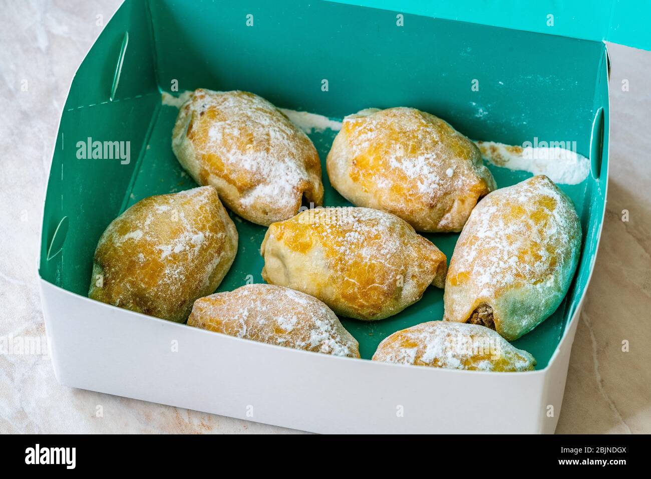 Cake slices in take away box hi-res stock photography and images - Alamy