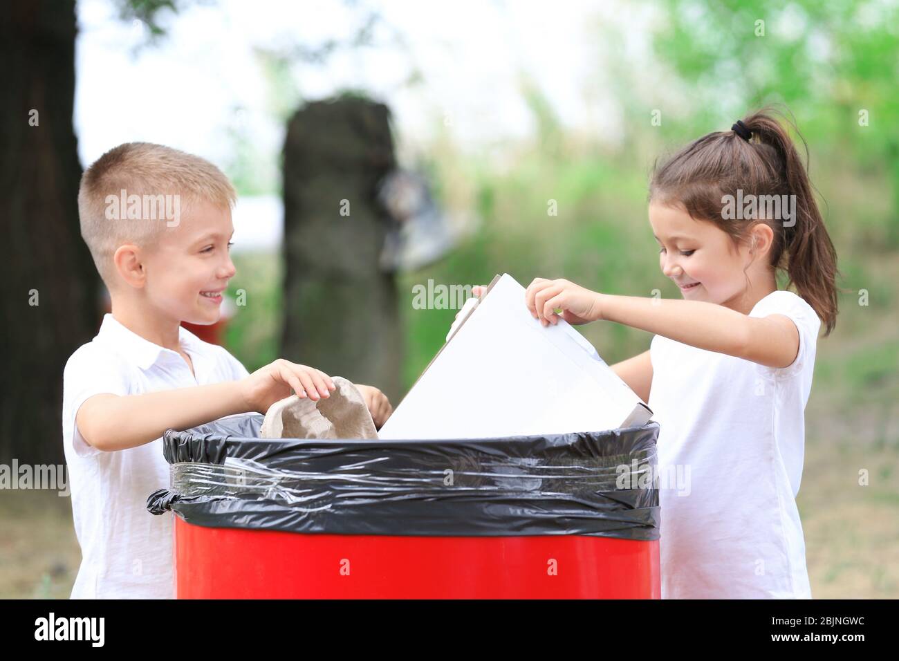 Kids clean garbage hi-res stock photography and images - Alamy