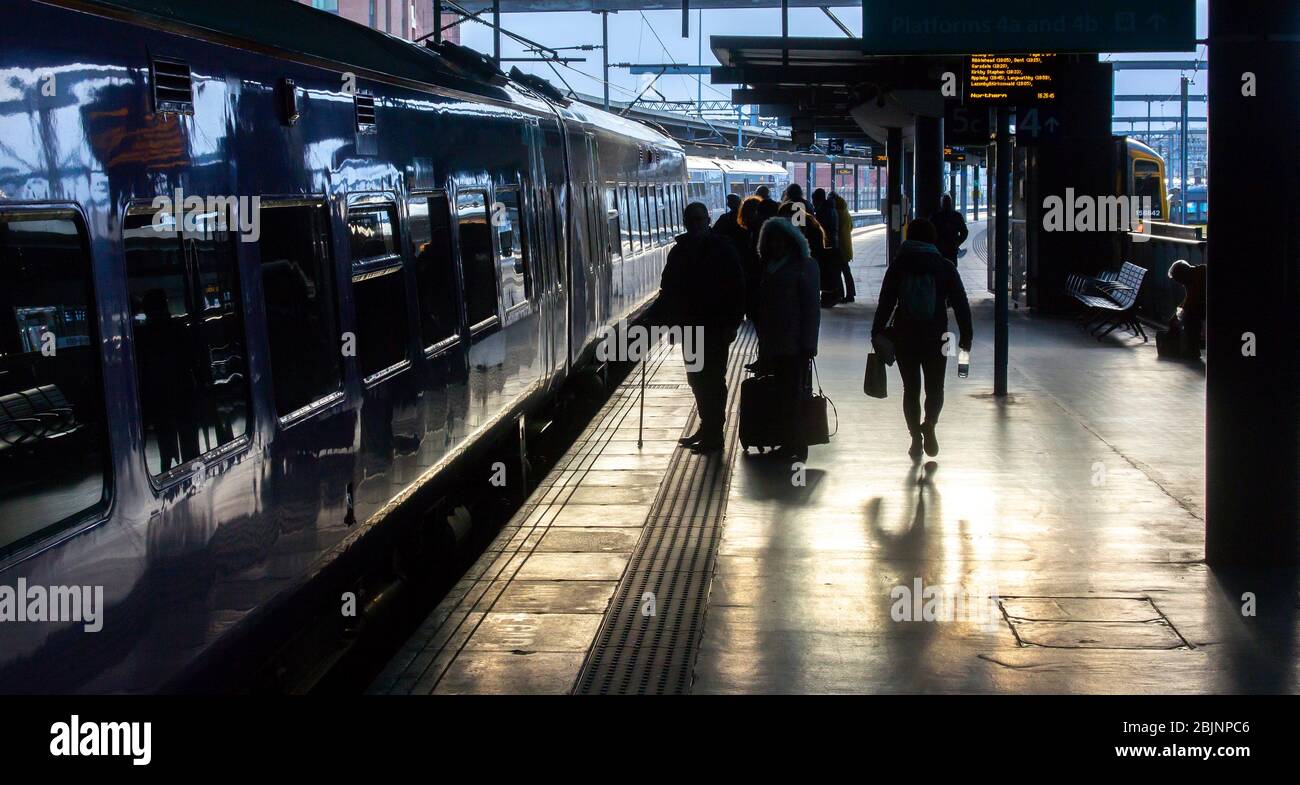 Busy train boarding station hi-res stock photography and images - Alamy