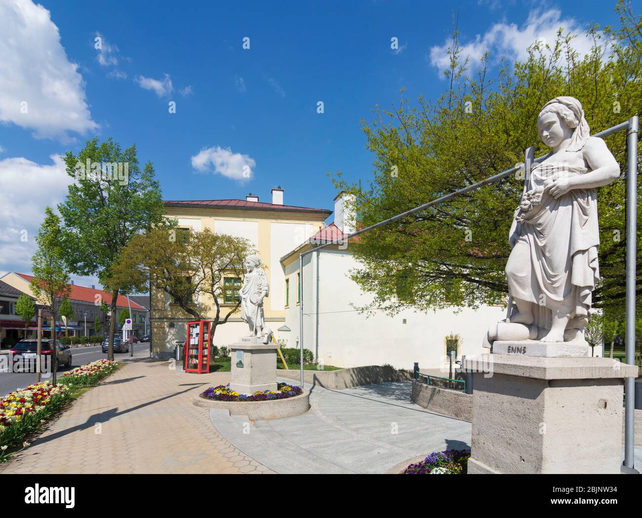Wieselburg: park of Schloss Wieselburg Castle, Sculptures with girlish ...