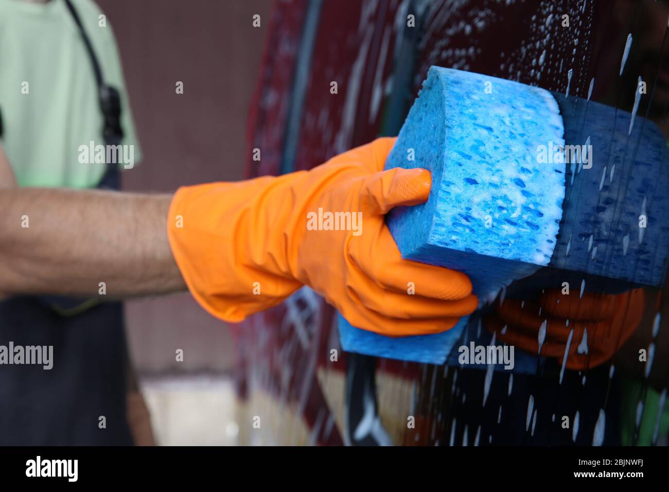 Man washing window of car with sponge Stock Photo - Alamy