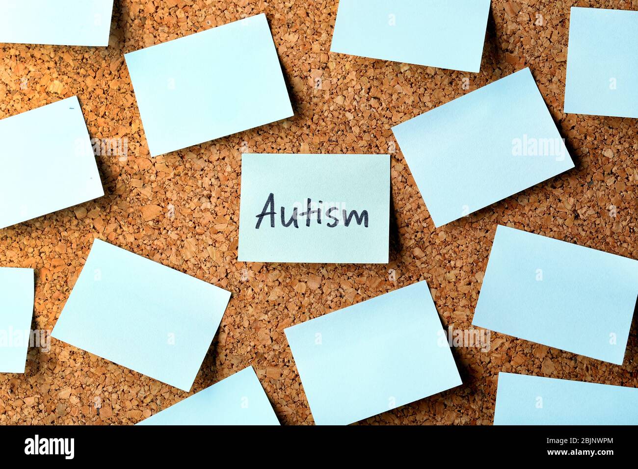 Note with word AUTISM on cork background Stock Photo - Alamy