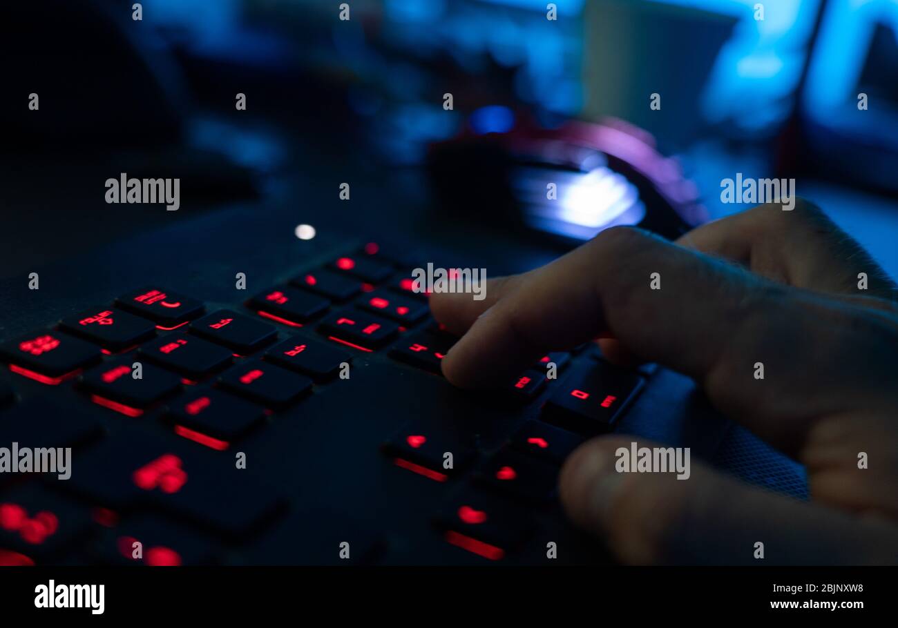 Ebing, Germany. 29th Apr, 2020. ILLUSTRATION - A man sits at a computer ...