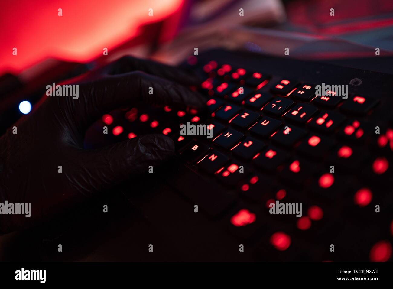Ebing, Germany. 29th Apr, 2020. ILLUSTRATION - A man wears gloves and ...