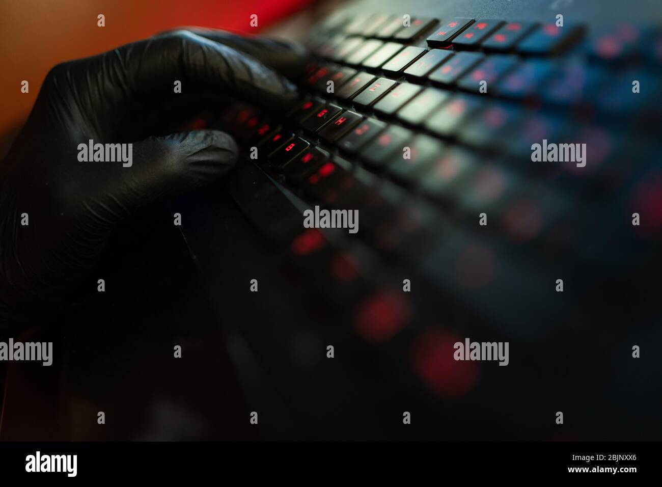 Ebing, Germany. 29th Apr, 2020. ILLUSTRATION - A man wears gloves and ...