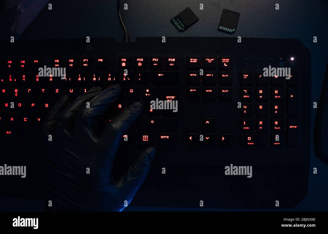 Ebing, Germany. 29th Apr, 2020. ILLUSTRATION - A man sits at a computer ...