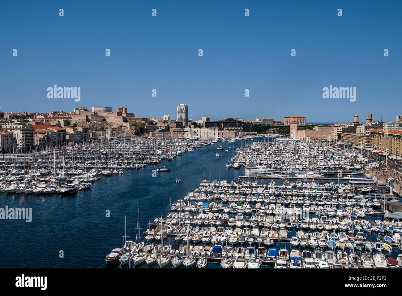 Village de villeneuve hi-res stock photography and images - Alamy