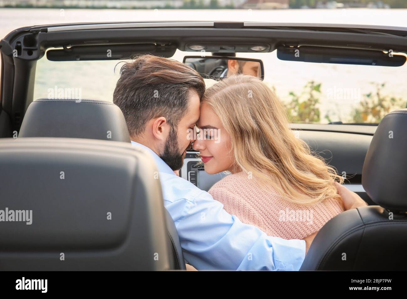 Young couple on car hugging hi-res stock photography and images - Alamy