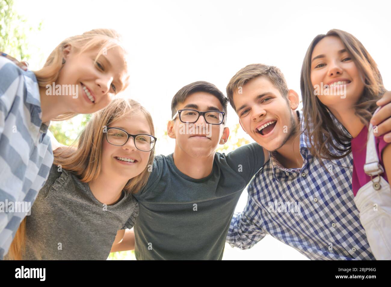 Teenagers hugging hi-res stock photography and images - Alamy