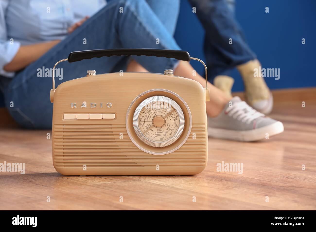 Woman listening transistor radio hi-res stock photography and images ...