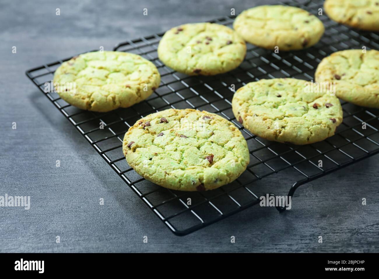 Baking grid with mint chocolate chip cookies on table Stock Photo - Alamy