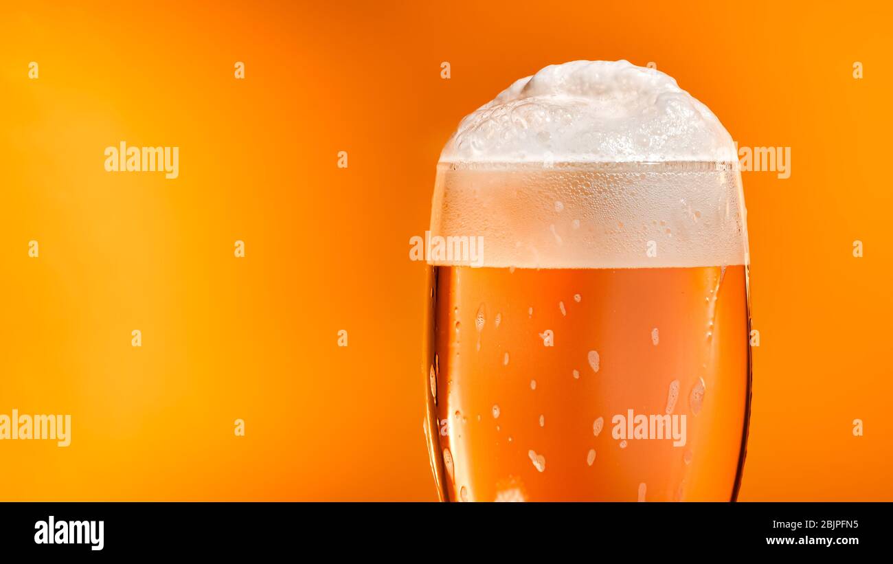 Beer yellow foam hi-res stock photography and images - Alamy