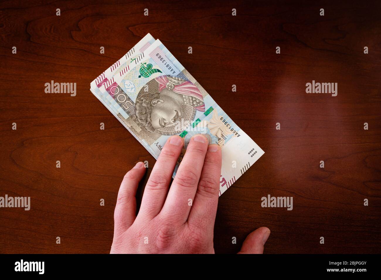 Counting money in banknotes PLN 500 Stock Photo - Alamy