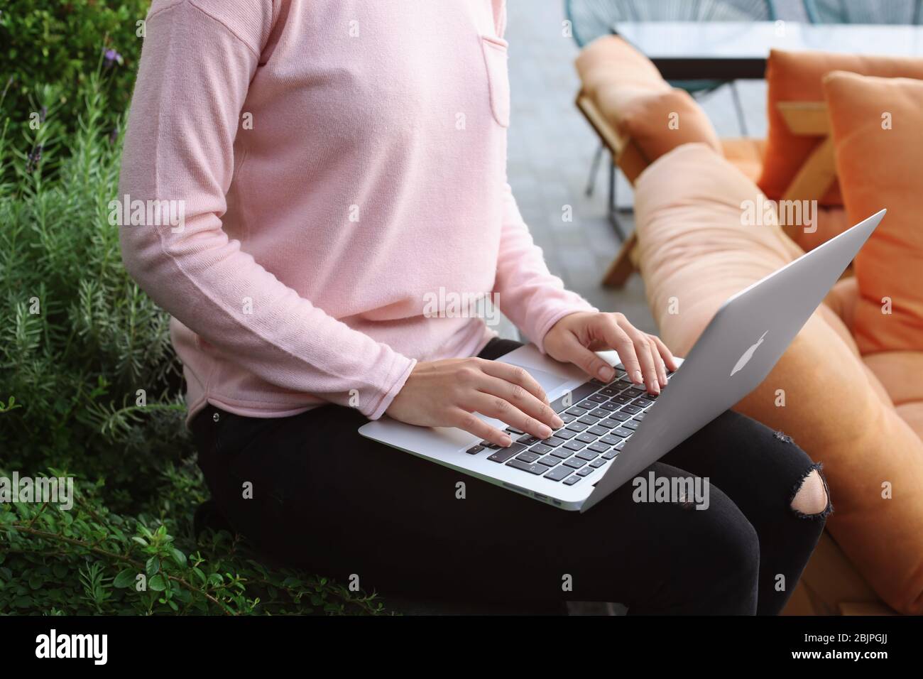 Woman work on apple macbook hi-res stock photography and images - Alamy