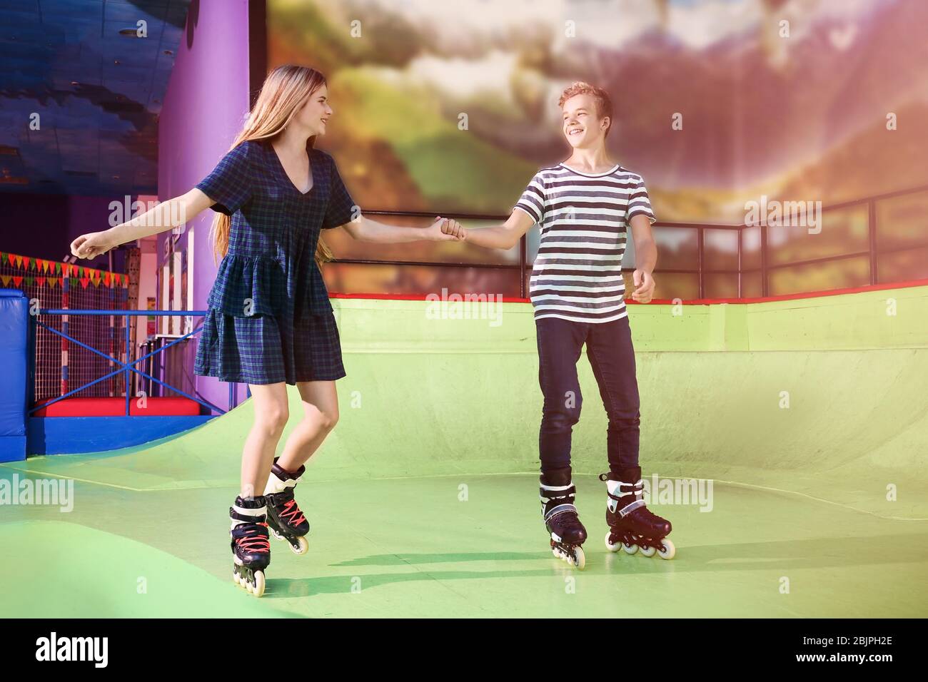 Couple roller skating hi-res stock photography and images - Alamy