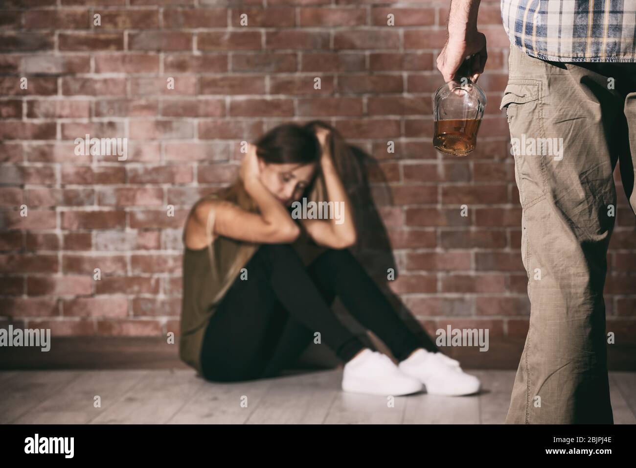 Man against wall scared hi-res stock photography and images - Alamy