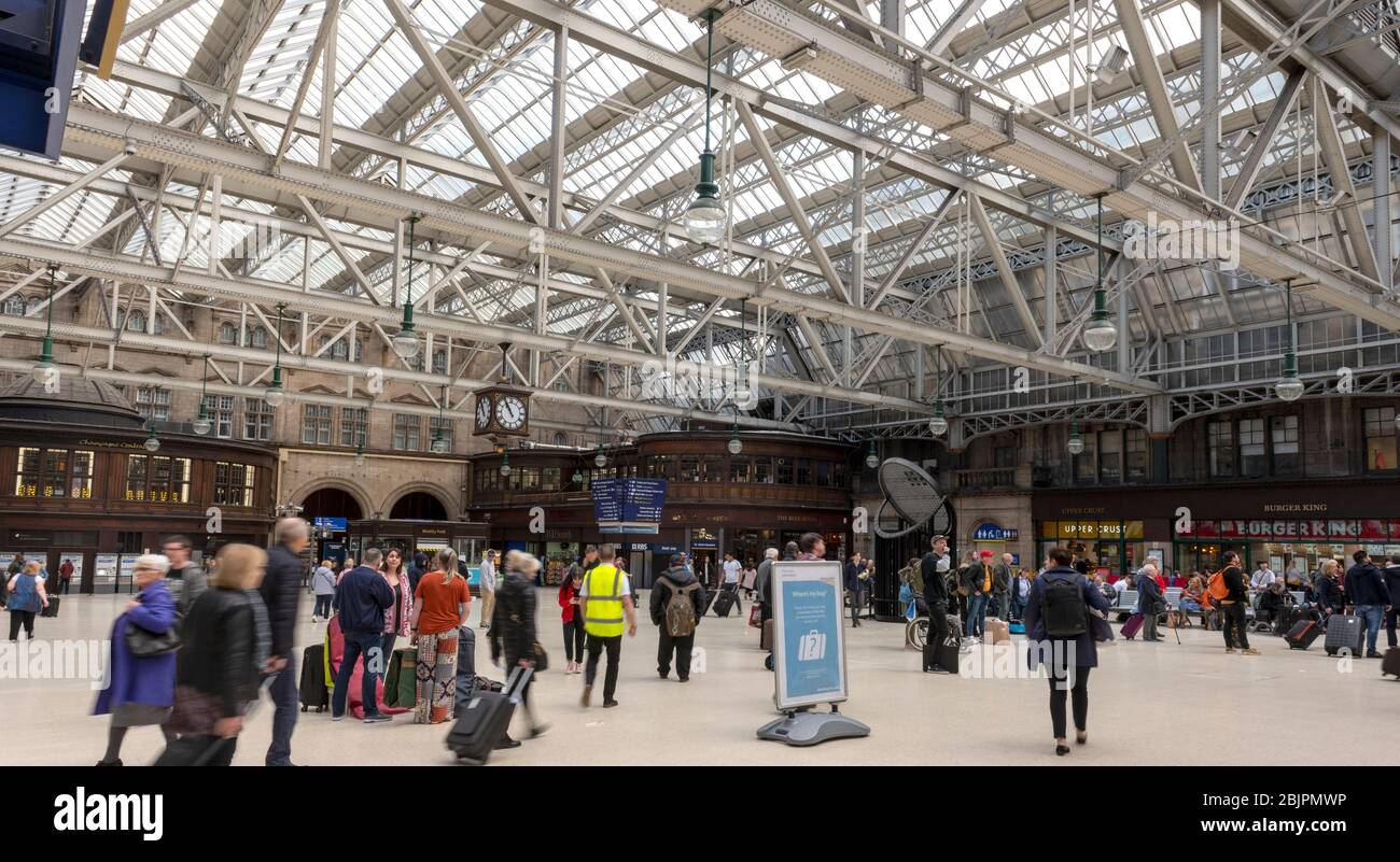 Central station glasgow crowds hi-res stock photography and images - Alamy