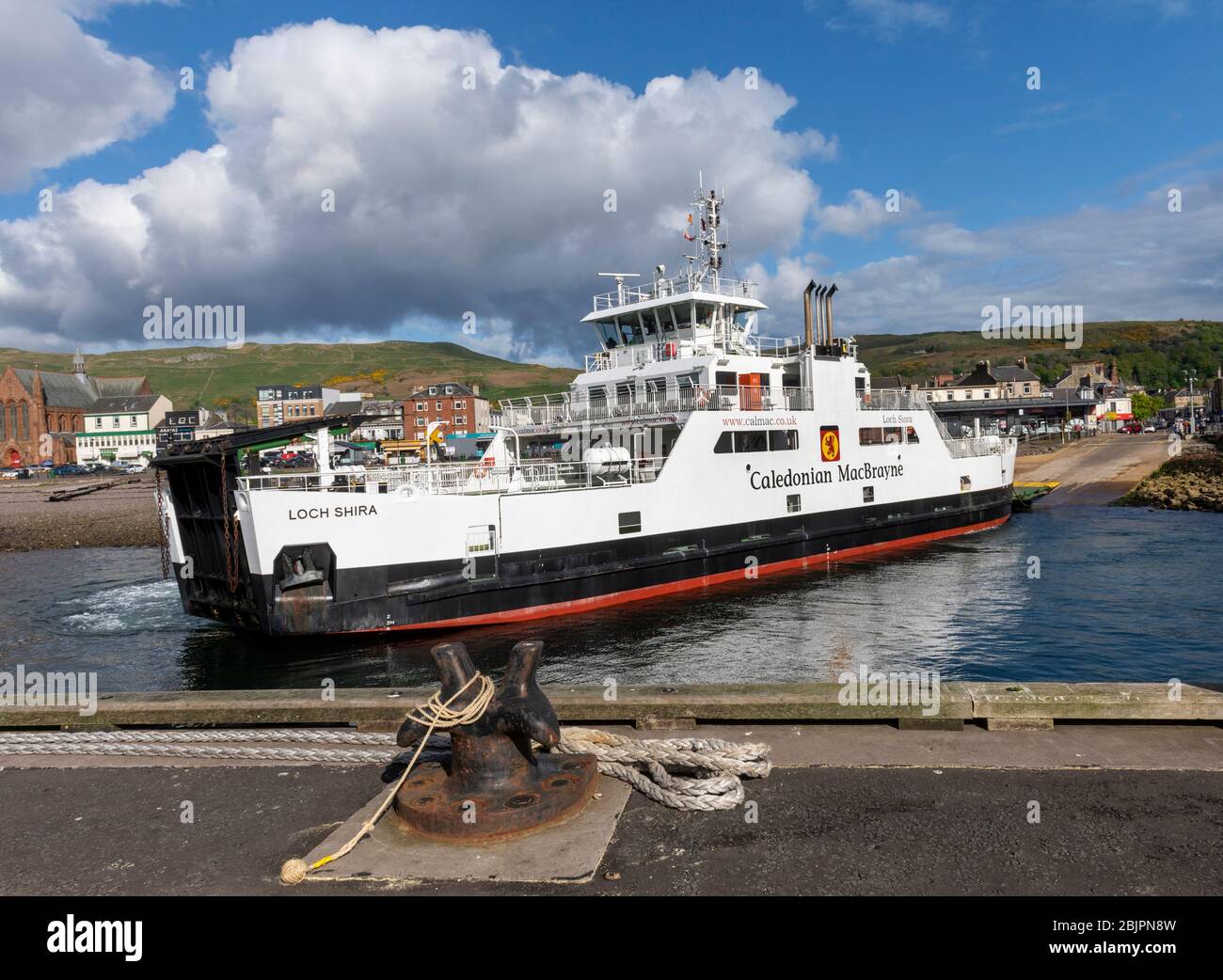 The Caledonian MacBrayne ferry MV Loch Shira approaches the loading ...